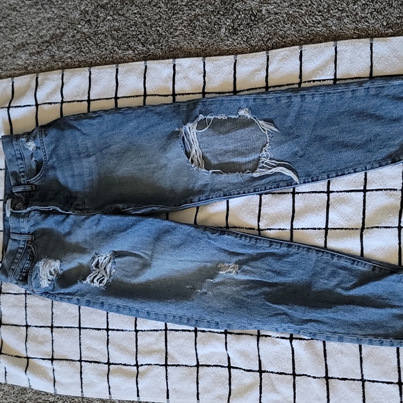 Forever 21 | Jeans | Wicked Distressed Ripped Mom Jeans | Poshmark